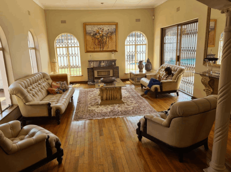Tickleys Properties┃5 Bedroom House for Sale in Roshnee2